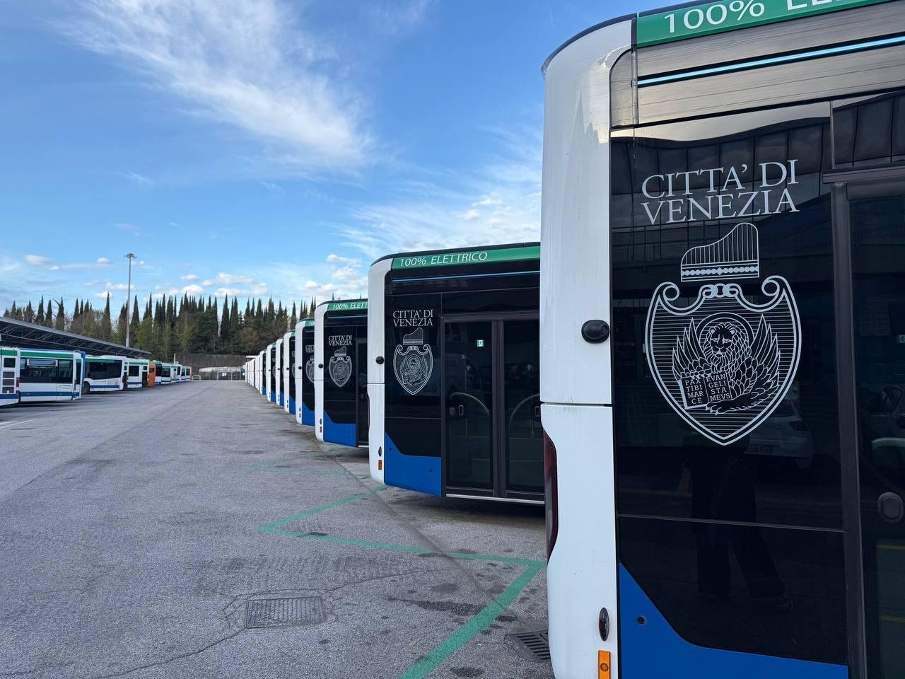 Venezia - 1.4.2025 - 44 bus elettrici e impianto di ricarica per ACTV ...